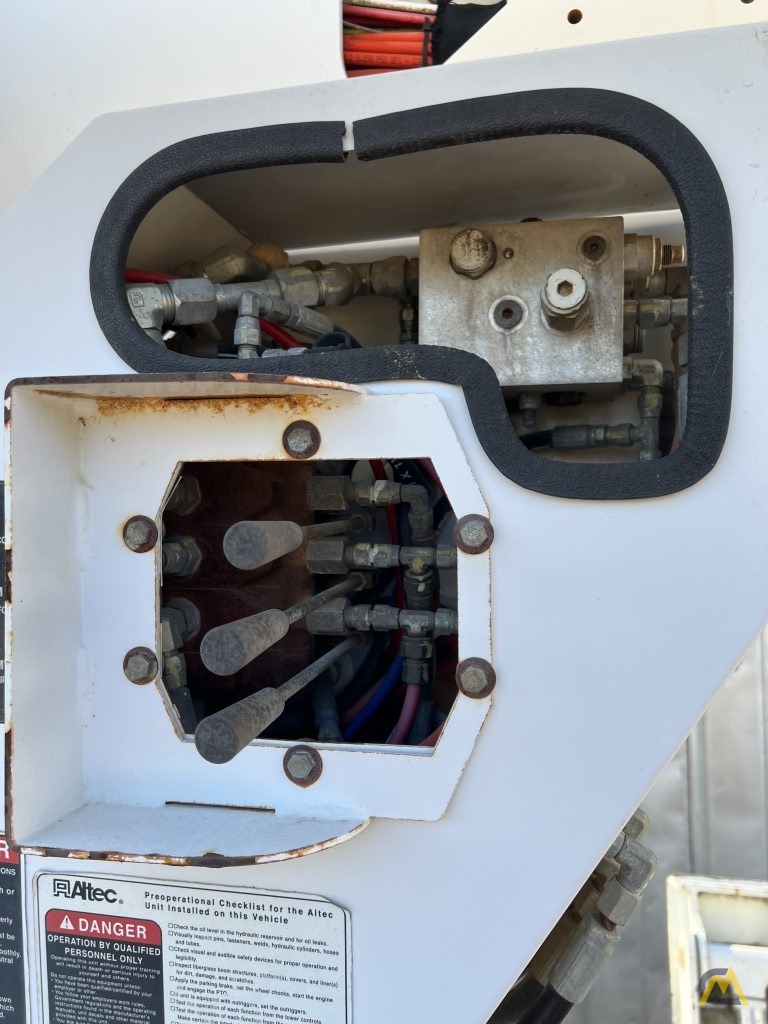 2013 Altec AM900-E100 Articulating Aerial Bucket Truck For Sale ...