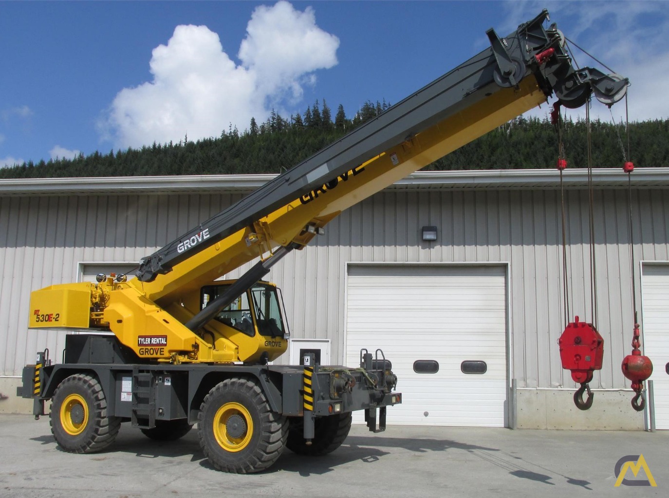 grove-rt530e-30-ton-rough-terrain-crane-for-sale-hoists-material